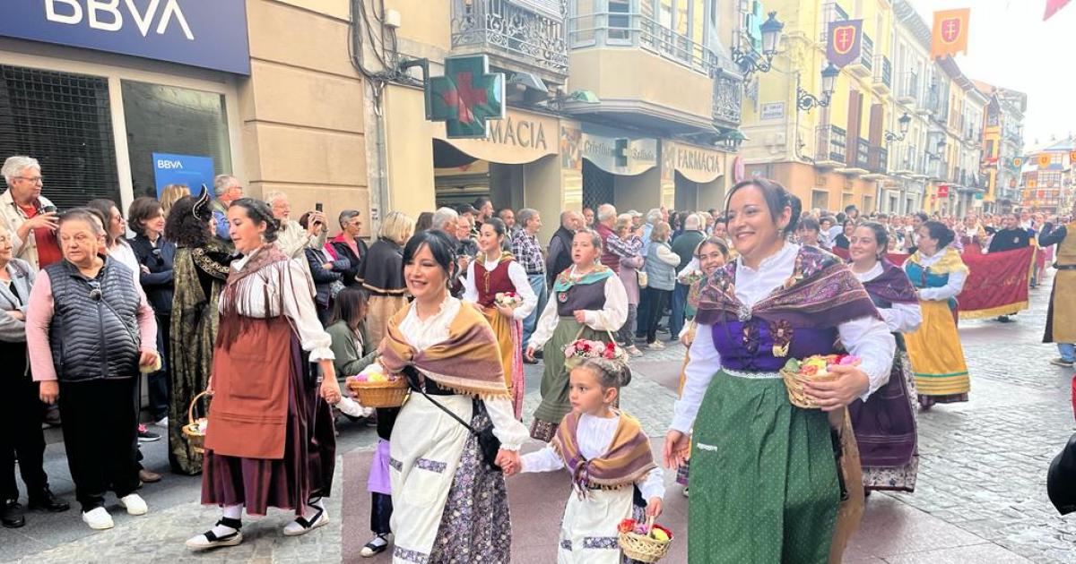 Fiestas del Primer Viernes de Mayo en Jaca ya huele a clavel y pólvora