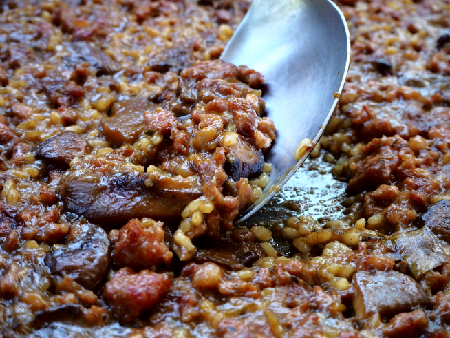 Trucos para hacer arroz: la fina línea entre el socarrat y el quemado