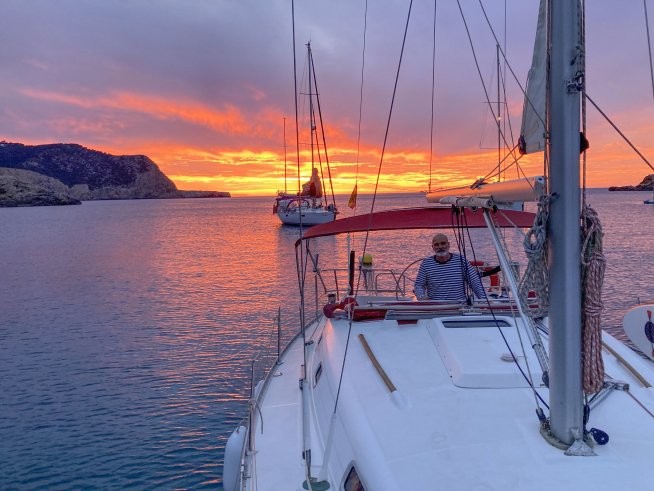 La aventura de Marieta y Paco, la pareja de Zaragoza que se embarcó en un velero y se echó a la mar