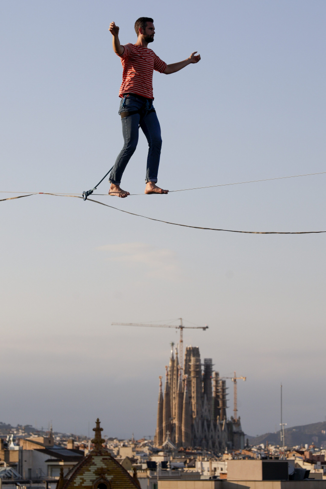 El funambulista francés Nathan Paulin pasea por el cielo de Barcelona