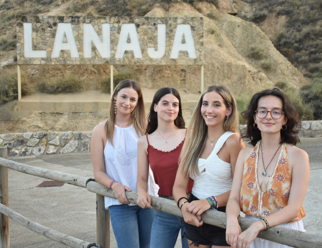 Desfile de carrozas y pregón peñero en el arranque de las fiestas de Lanaja