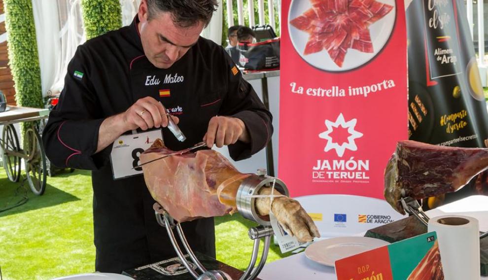 Edu Mateo, la elegancia del mejor cortador de jamón de Aragón