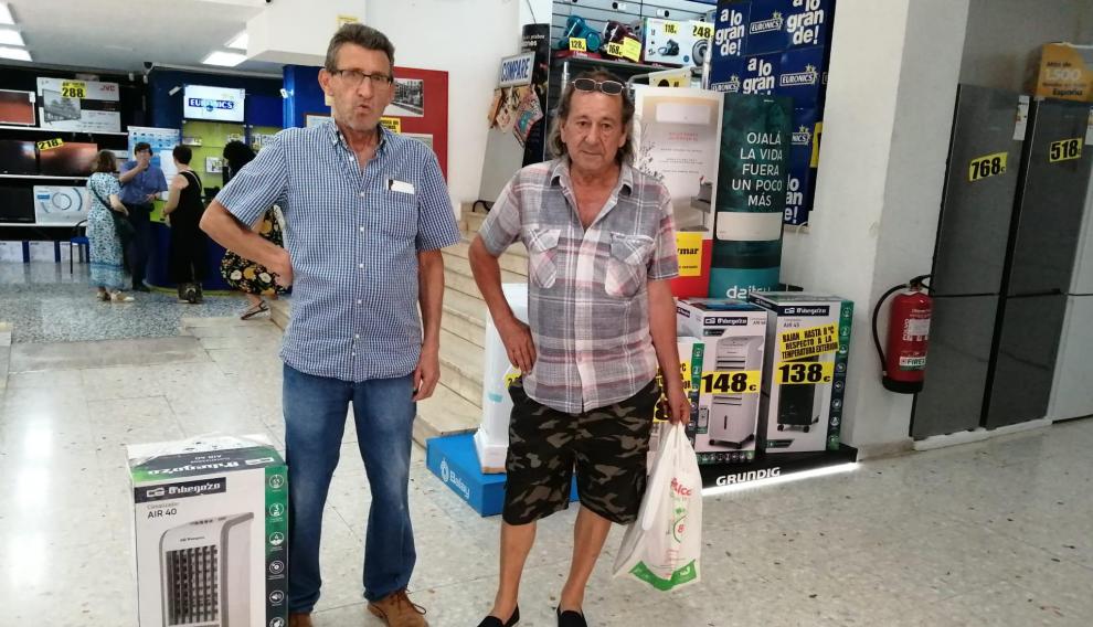 Zaragozanos a la caza de ventiladores: "Hemos vendido ya tantos aires ...