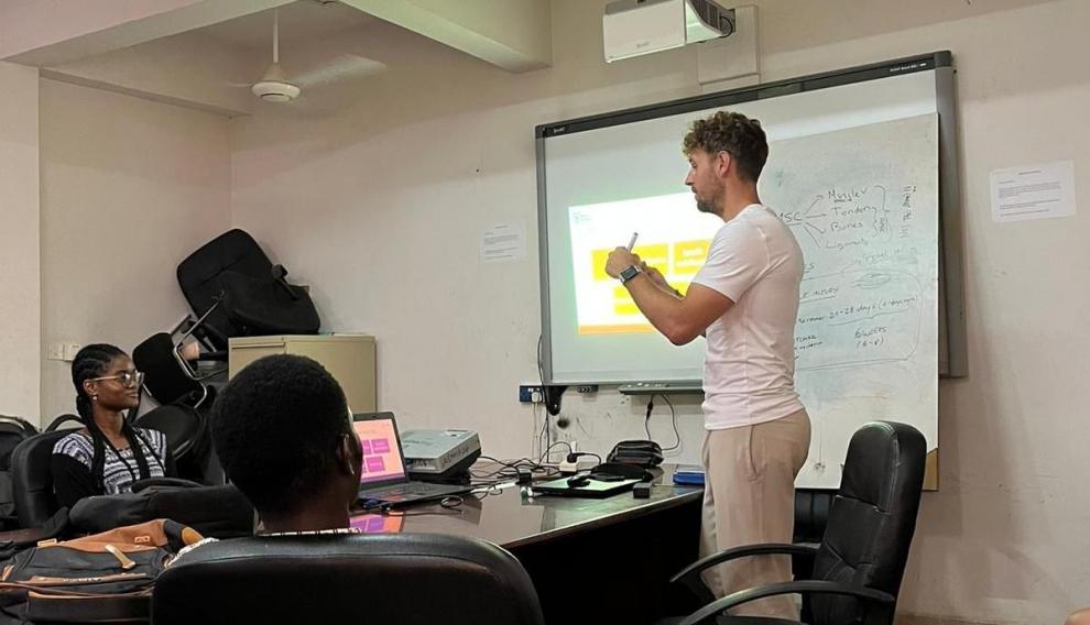 De Zaragoza a Gambia para echar una mano (literalmente)