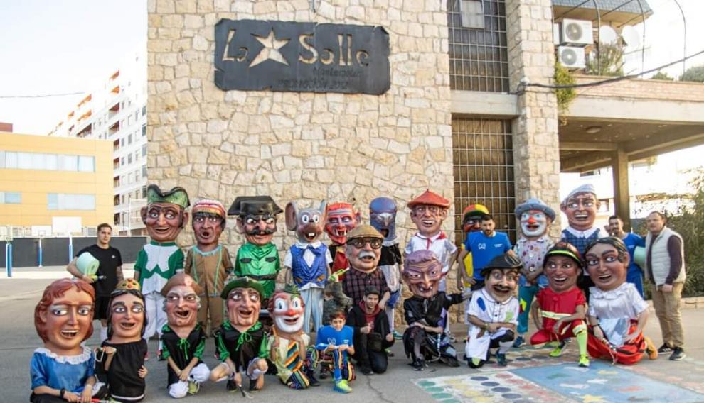 Charangas y cabezudos llenan las calles de San José