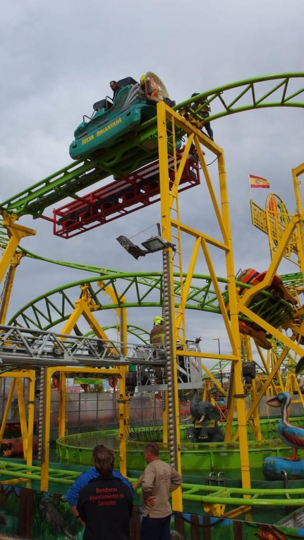 Rescatan a varias personas atrapadas tras el fallo de una atracción en ...