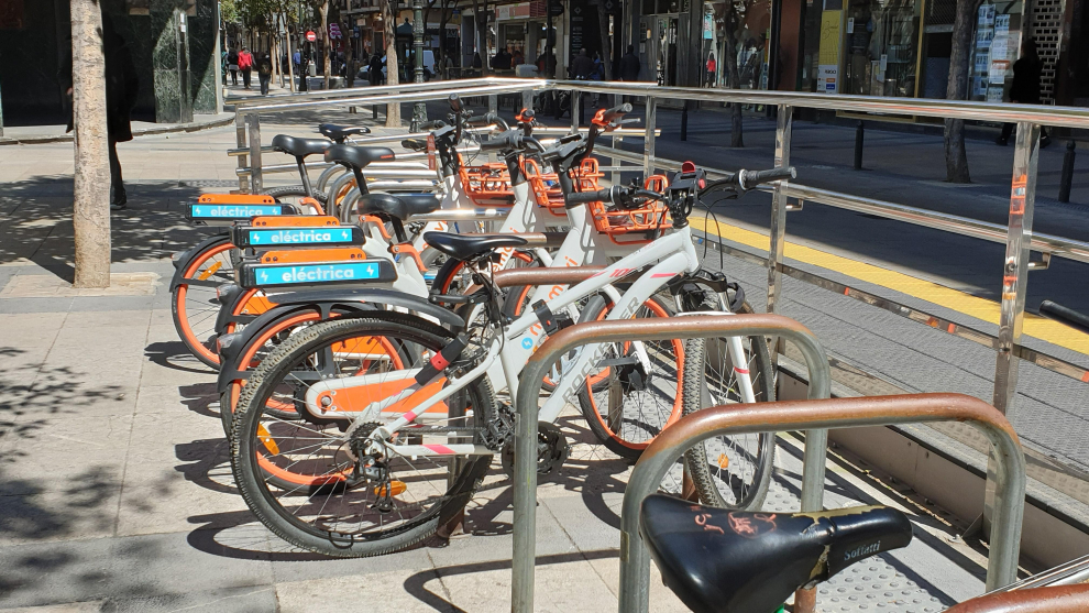 Fotos: Bicicletas y patinetes de alquiler "copan" los aparcabicis ...