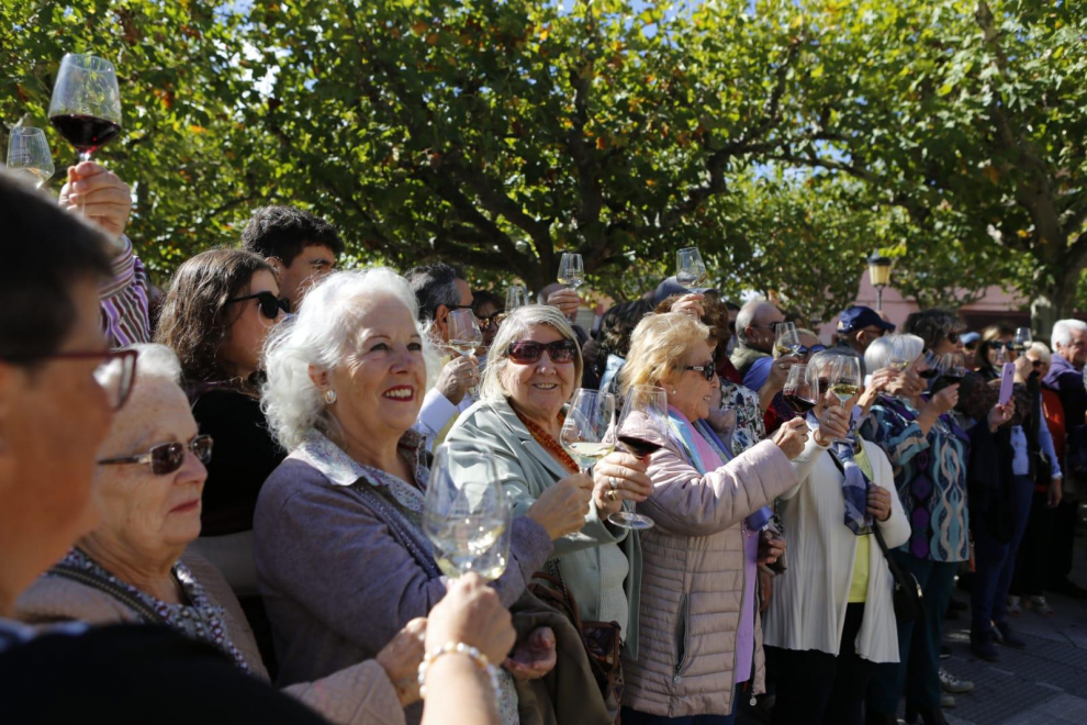 Brindis masivo en Cariñena con los actores Itziar Miranda y Nacho Rubio ...