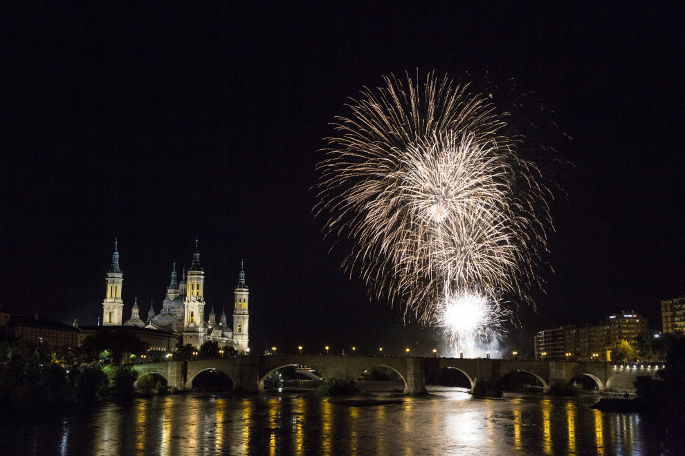 Traca final de las Fiestas del Pilar | Imágenes