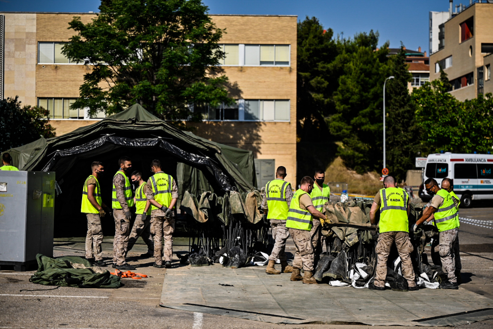 El Ejército desmonta la carpa del Clínico