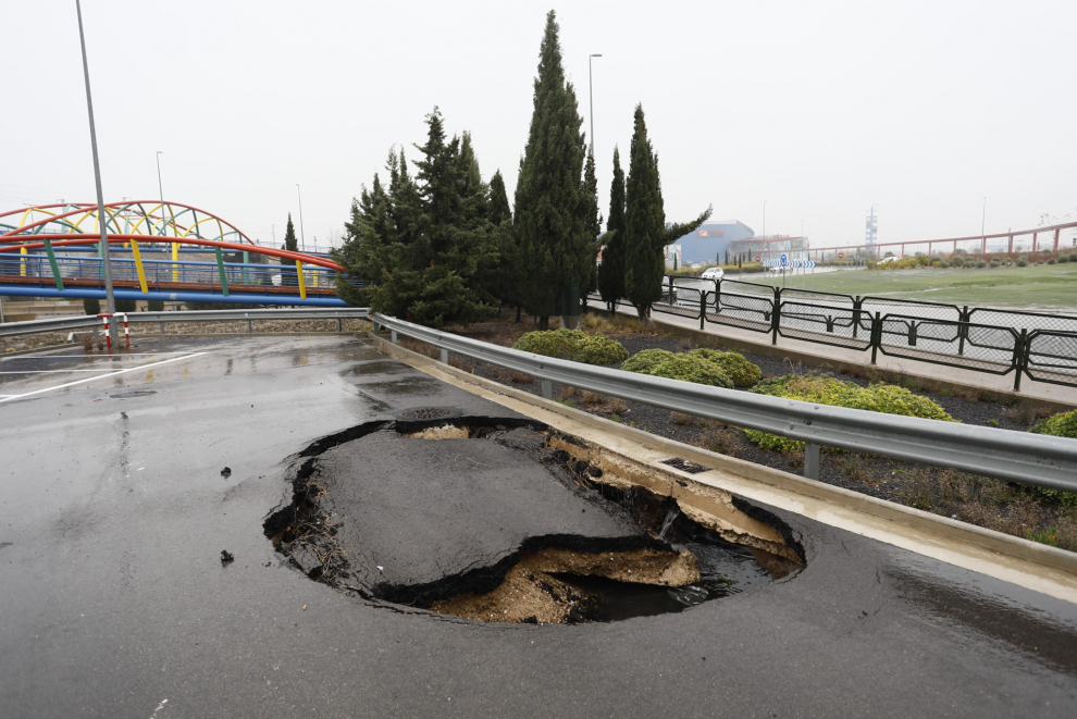 Fotos: Hundimiento de terreno en el parquin de la zona comercial de ...