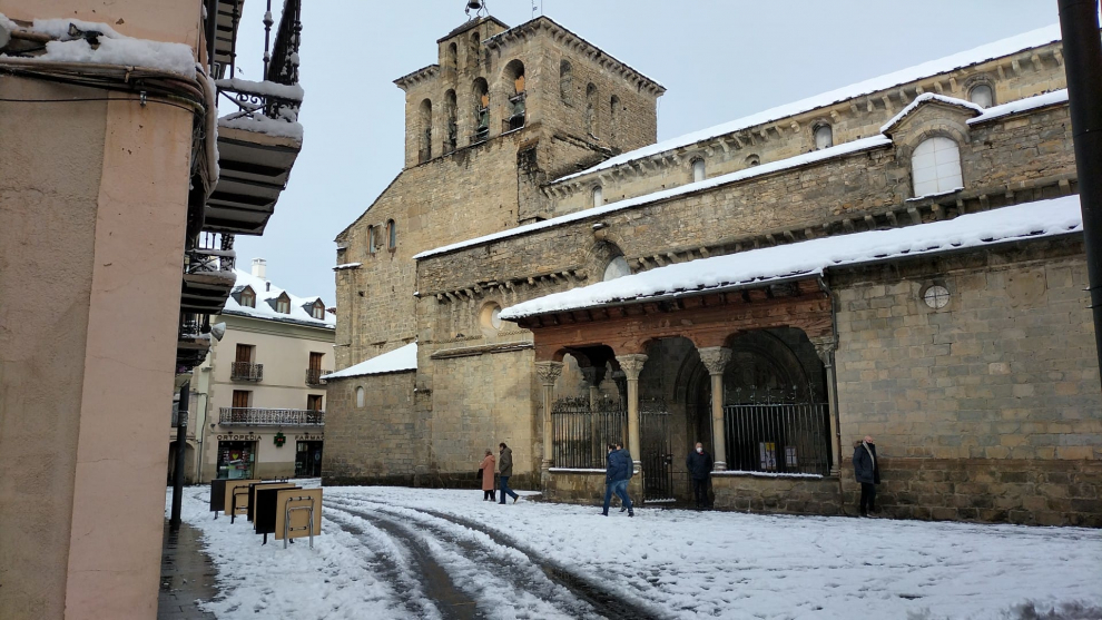 Jaca se despierta nevada