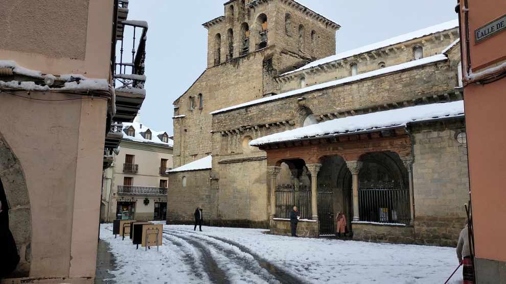 Jaca se despierta nevada