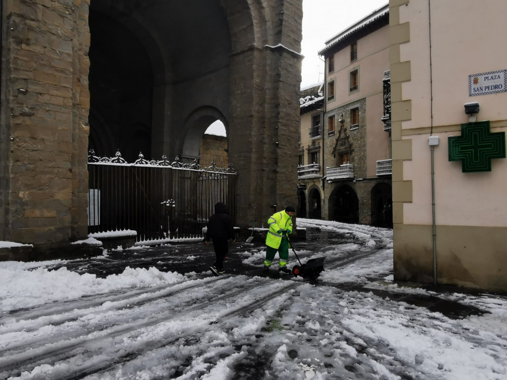Jaca se despierta nevada