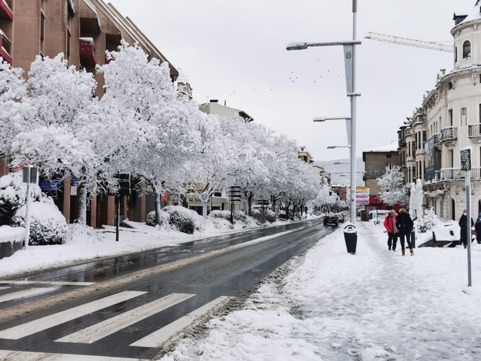 Jaca se despierta nevada