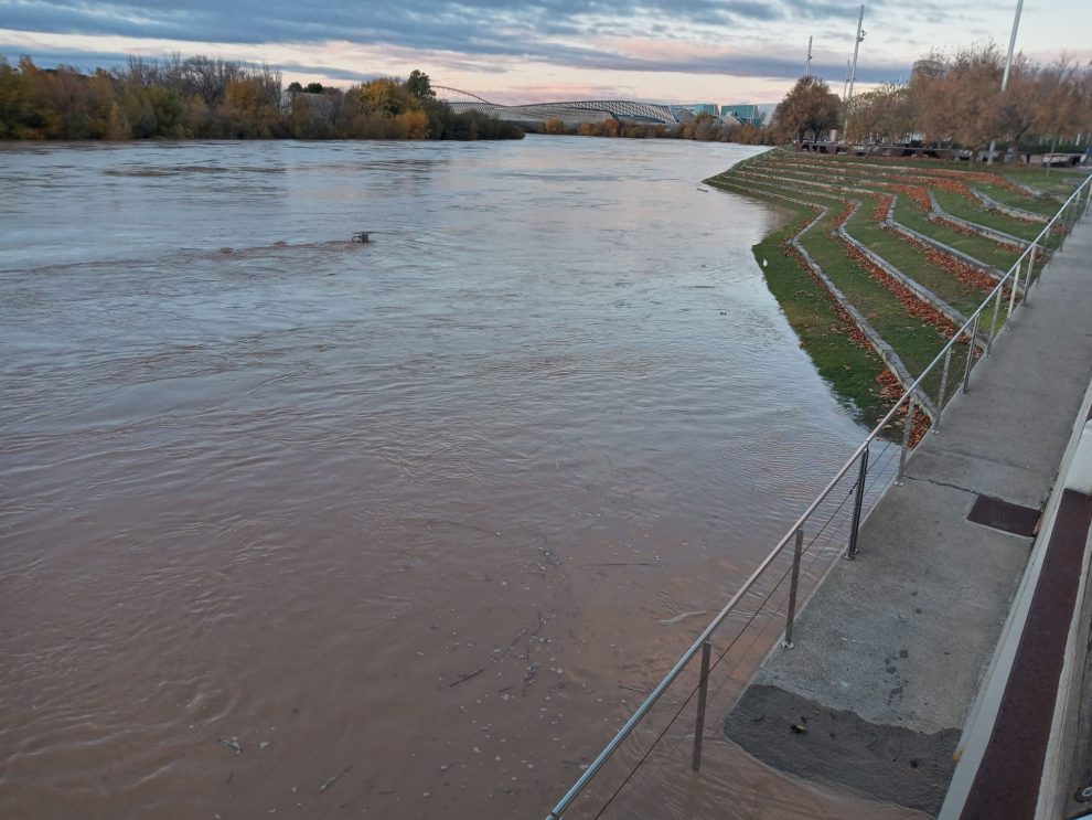 Fotos del caudal del Ebro, que sigue subiendo