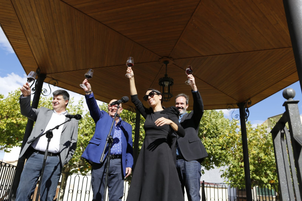 Brindis masivo en Cariñena con los actores Itziar Miranda y Nacho Rubio