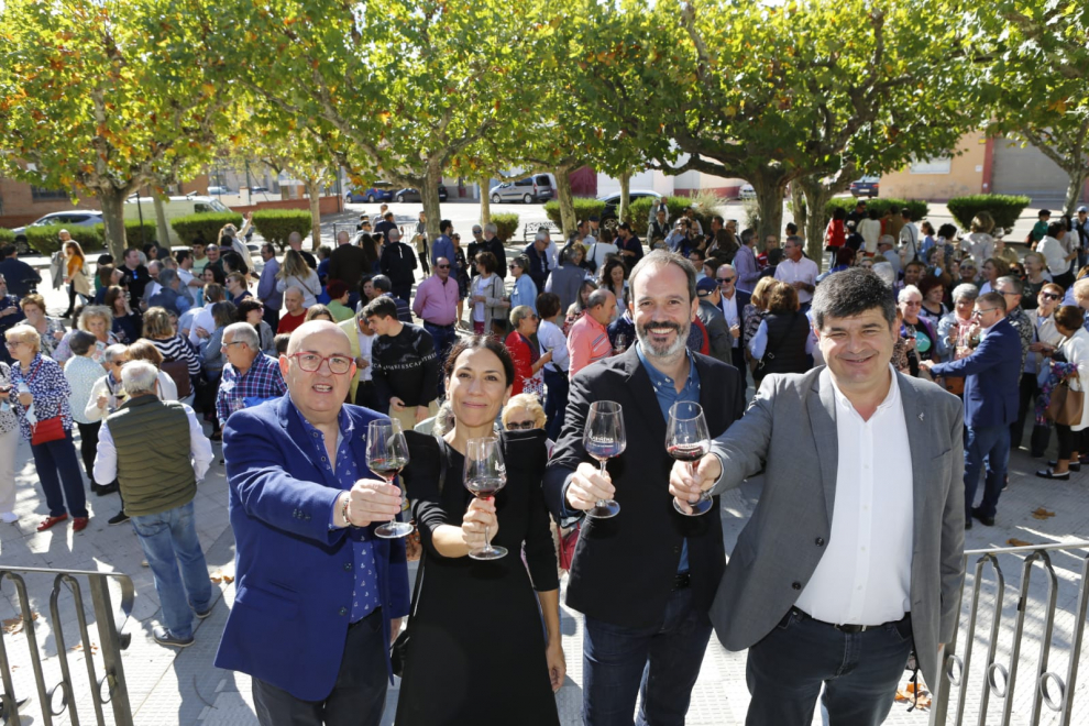 Brindis masivo en Cariñena con los actores Itziar Miranda y Nacho Rubio