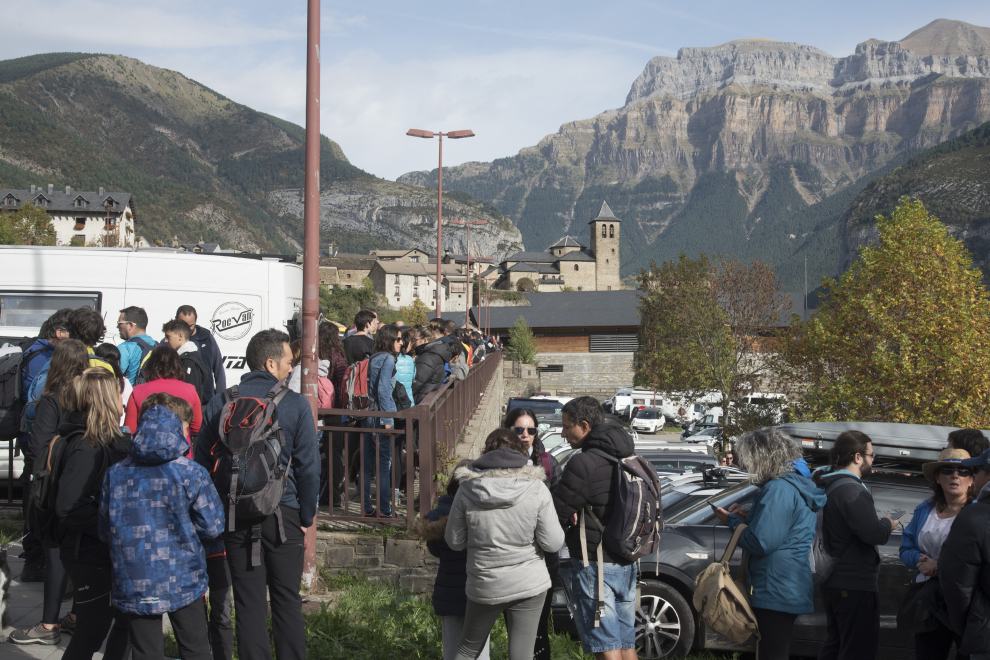 Fotos de visitantes esperando acceder al valle de Ordesa en Torla ...