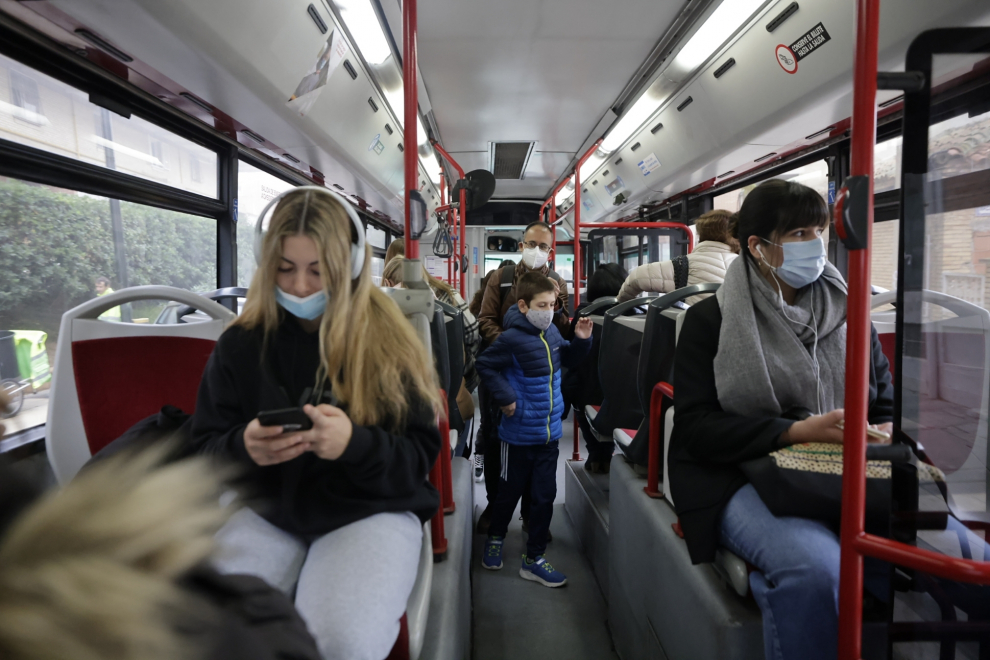 Fotos de los usuarios de los autobuses por la huelga en Zaragoza