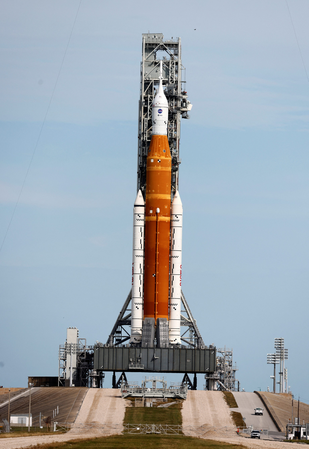 La NASA envía con éxito el cohete de la misión Artemis I hacia la Luna ...