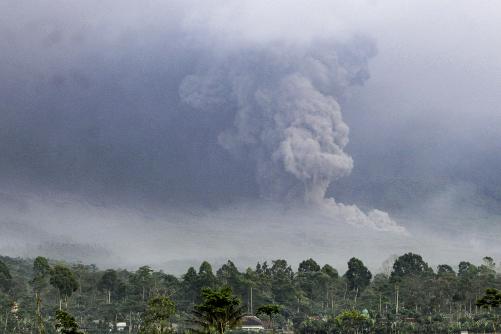 Fotos de la espectacular erupción del volcán Semeru en la isla de Java ...