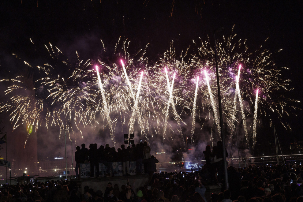 Fuegos artificiales e iluminación navideña en medio mundo para cerrar ...