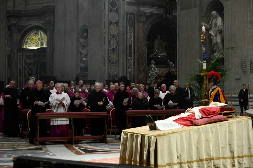 Abre la capilla ardiente de Benedicto XVI | Imágenes