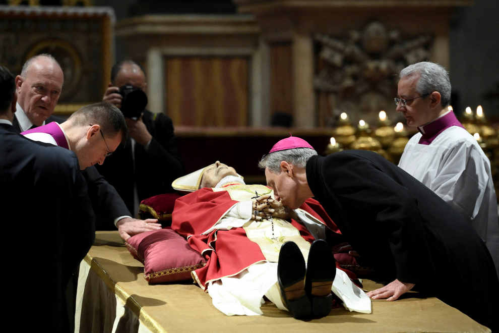 Abre la capilla ardiente de Benedicto XVI | Imágenes