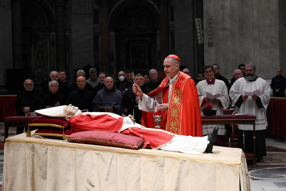 Abre la capilla ardiente de Benedicto XVI | Imágenes
