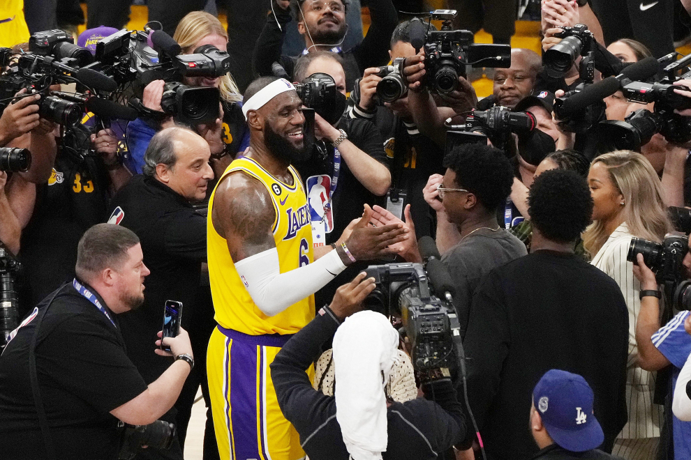 LeBron James hace historia