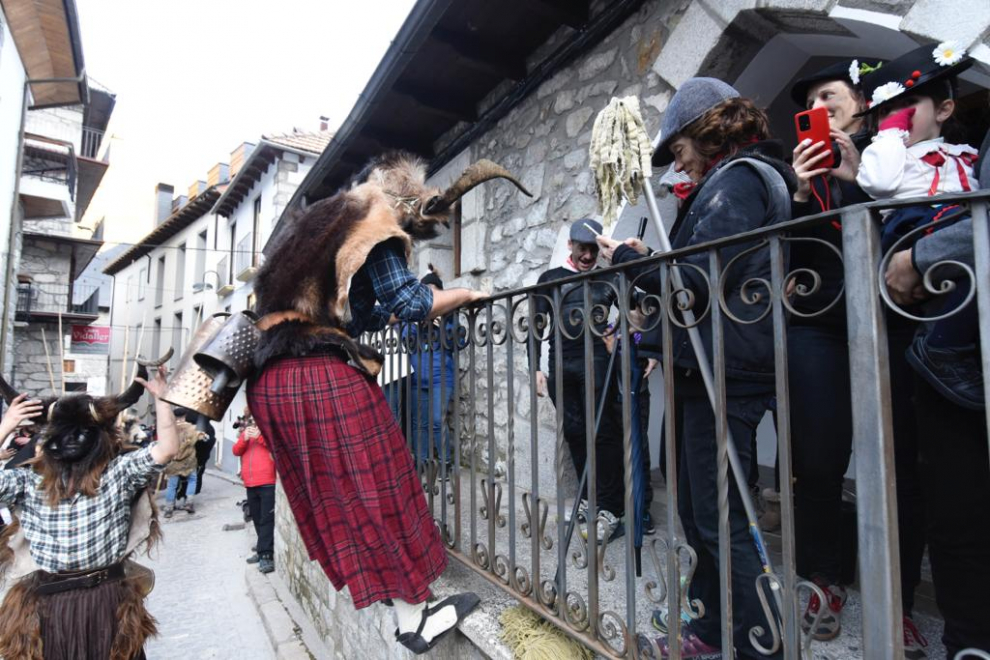 Fotos del Carnaval de Bielsa 2023 con las trangas, madamas o el onso ...