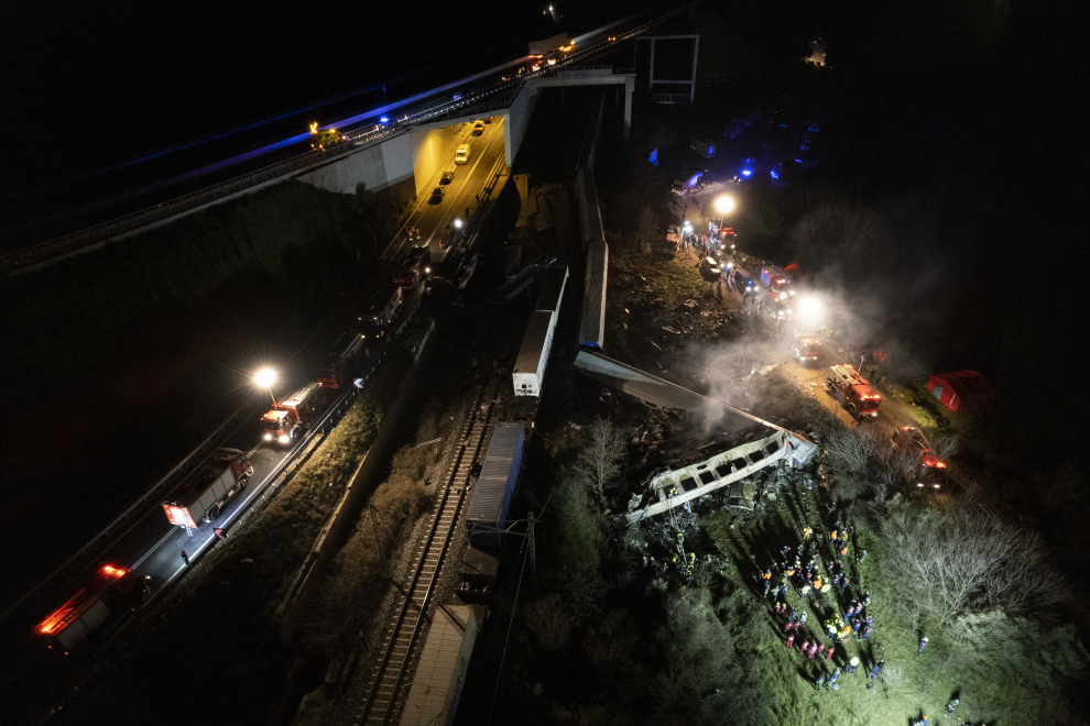 Dos trenes chocan en Grecia causando decenas de muertos | Imágenes