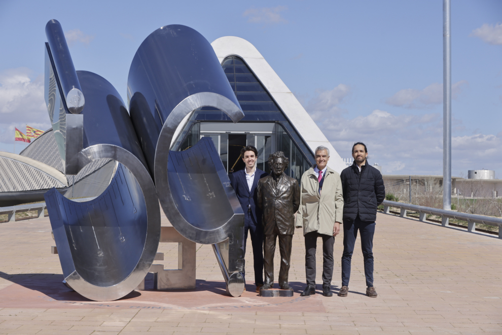 Fotos de la escultura de Einstein ante el Pabellón Puente en Zaragoza