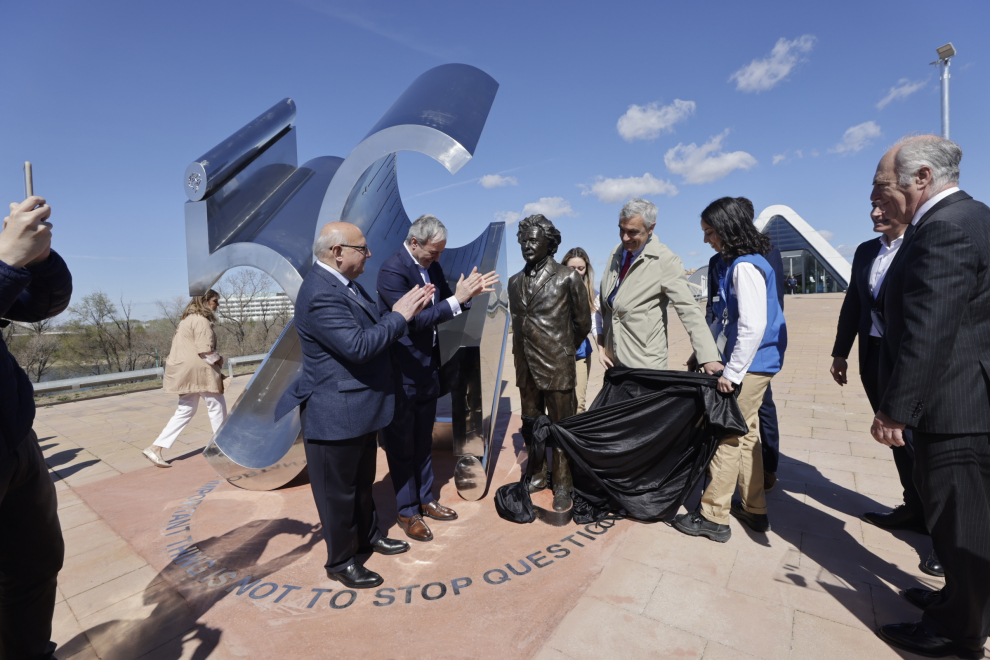 Fotos de la escultura de Einstein ante el Pabellón Puente en Zaragoza