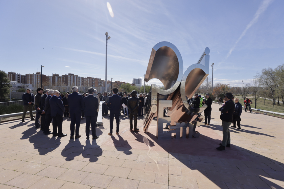 Fotos de la escultura de Einstein ante el Pabellón Puente en Zaragoza