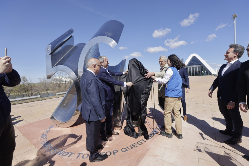 Fotos de la escultura de Einstein ante el Pabellón Puente en Zaragoza ...