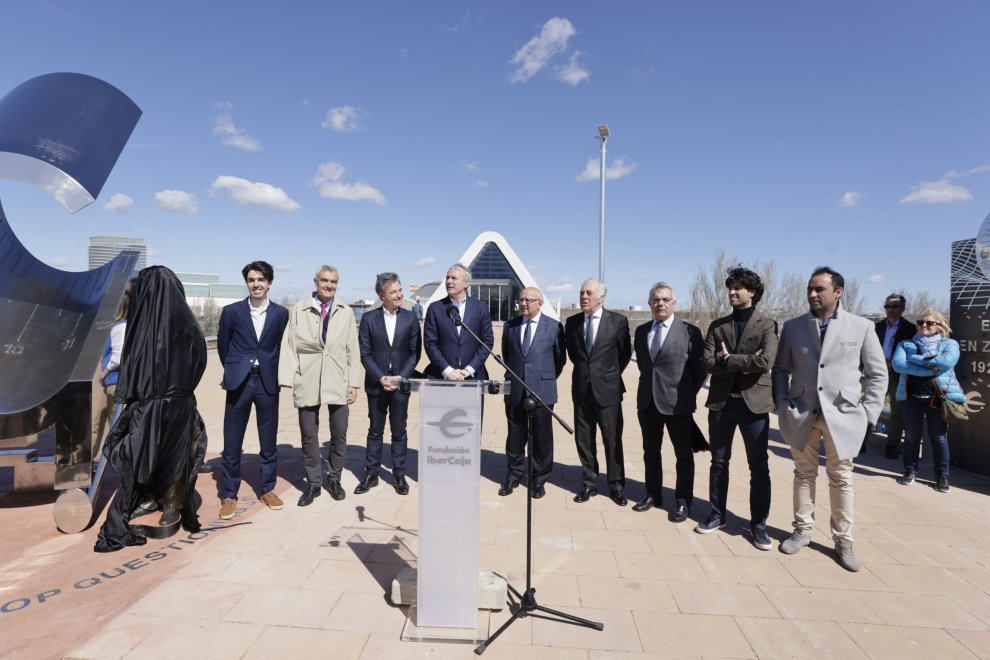 Fotos de la escultura de Einstein ante el Pabellón Puente en Zaragoza