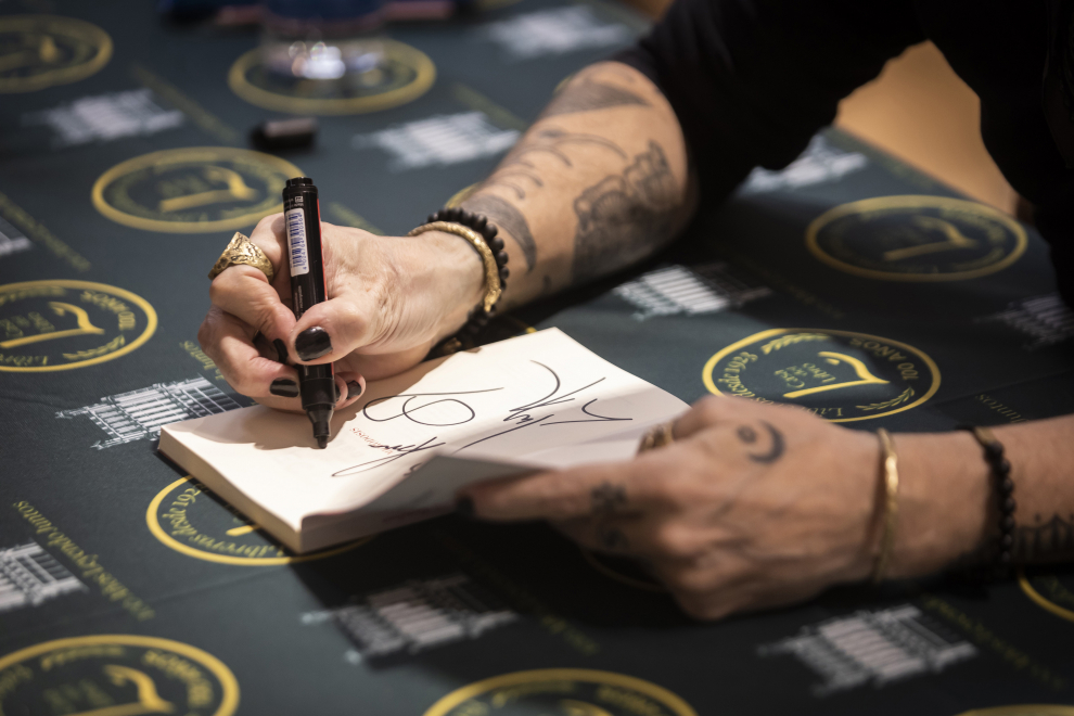 Fotos de la firma de libros de Bunbury en Madrid | Imágenes