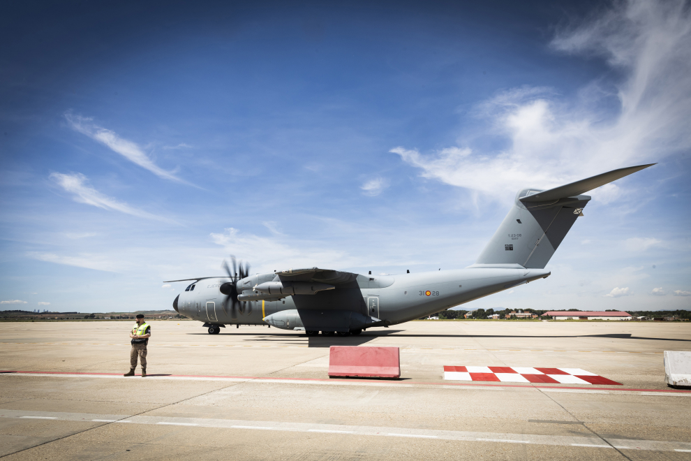 Fotos de la llegada de militares en un avión de la Base de Zaragoza ...
