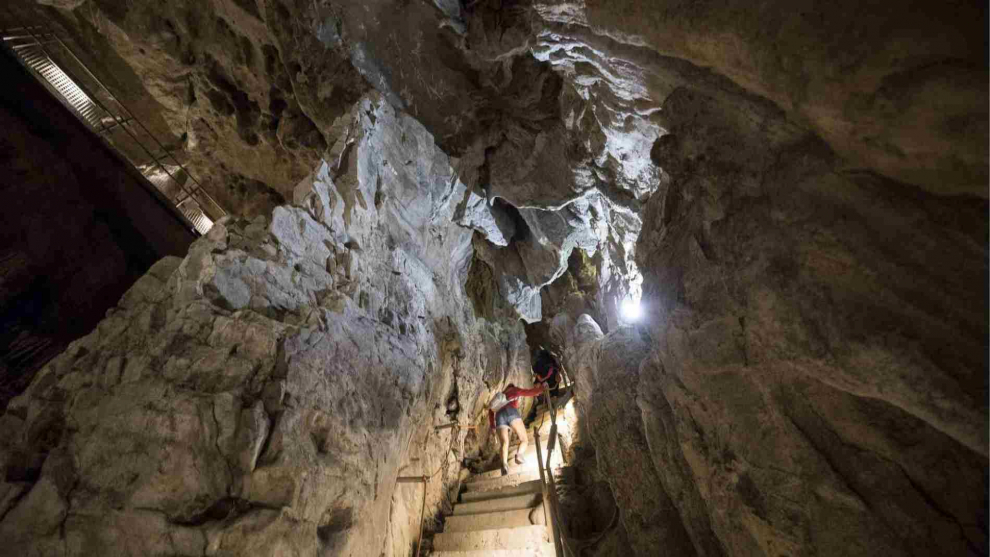 Un recorrido por la Cueva de las Güixas de Villanúa en Huesca, en ...