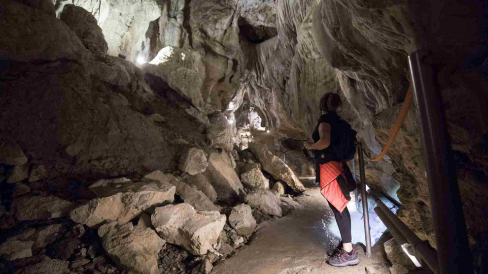 Un recorrido por la Cueva de las Güixas de Villanúa en Huesca, en ...