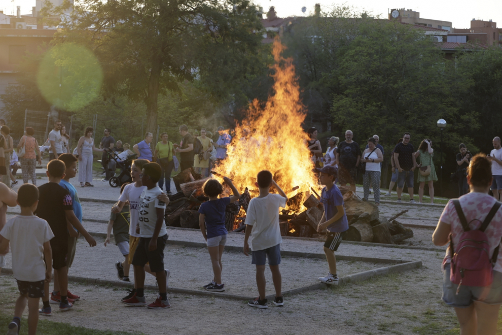 Fotos de las hogueras de San Juan en los barrios de Zaragoza | Imágenes
