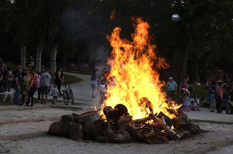 Fotos de las hogueras de San Juan en los barrios de Zaragoza