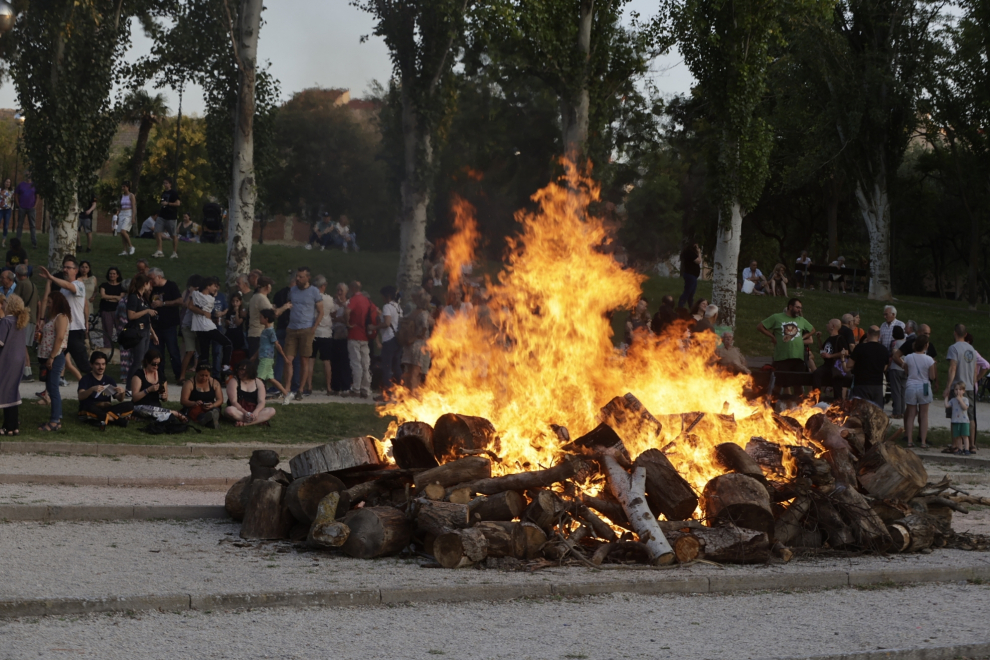 Fotos de las hogueras de San Juan en los barrios de Zaragoza | Imágenes
