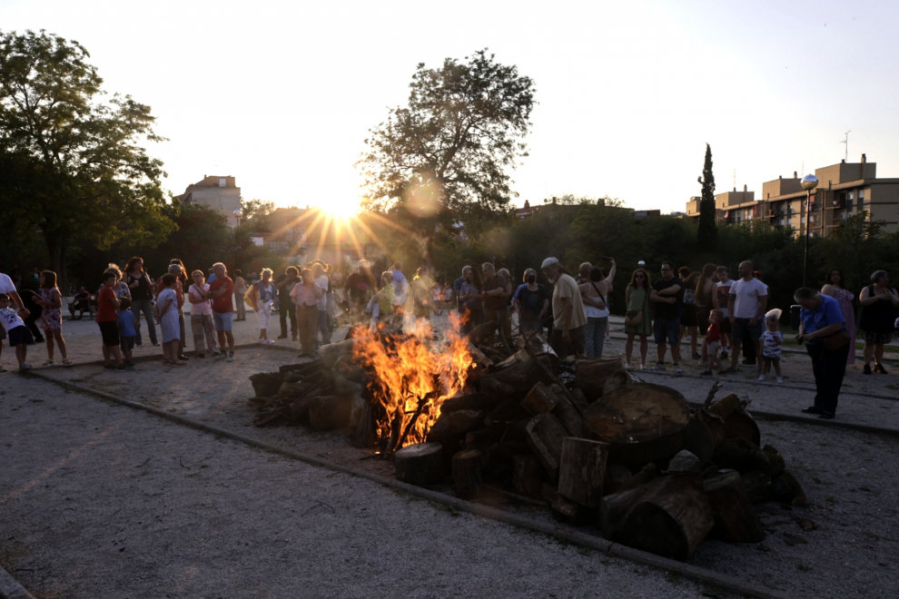 Fotos de las hogueras de San Juan en los barrios de Zaragoza | Imágenes