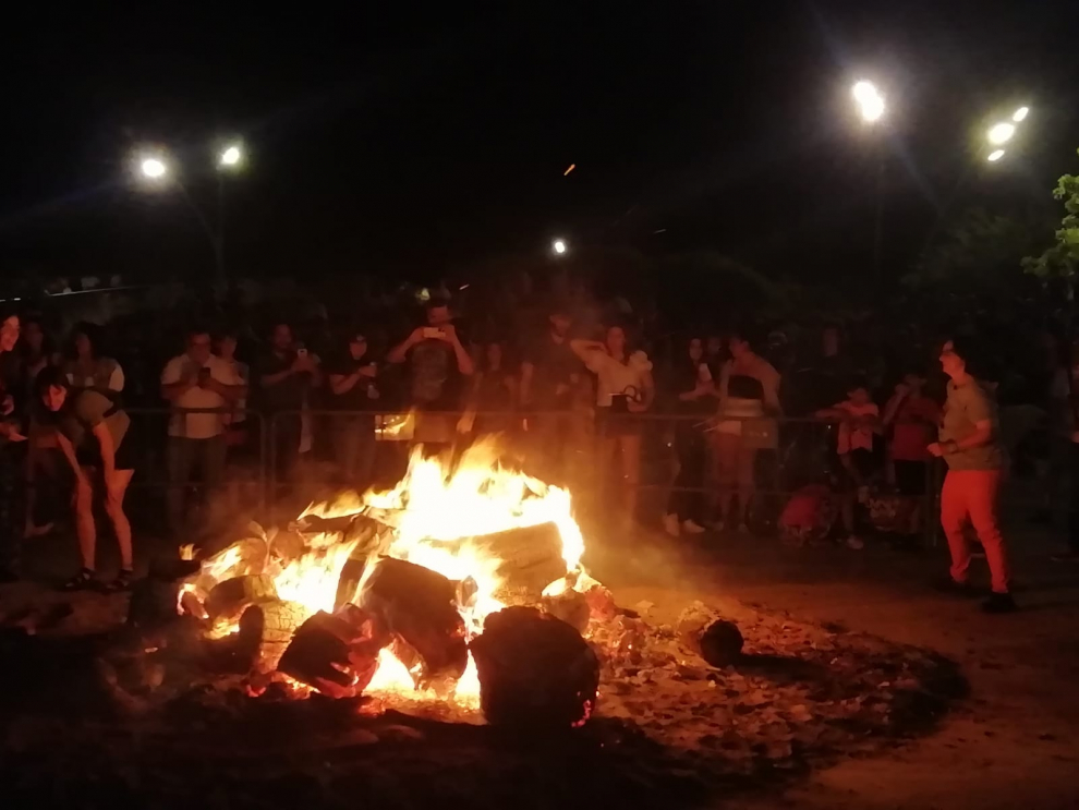 Fotos de las hogueras de San Juan en los barrios de Zaragoza | Imágenes