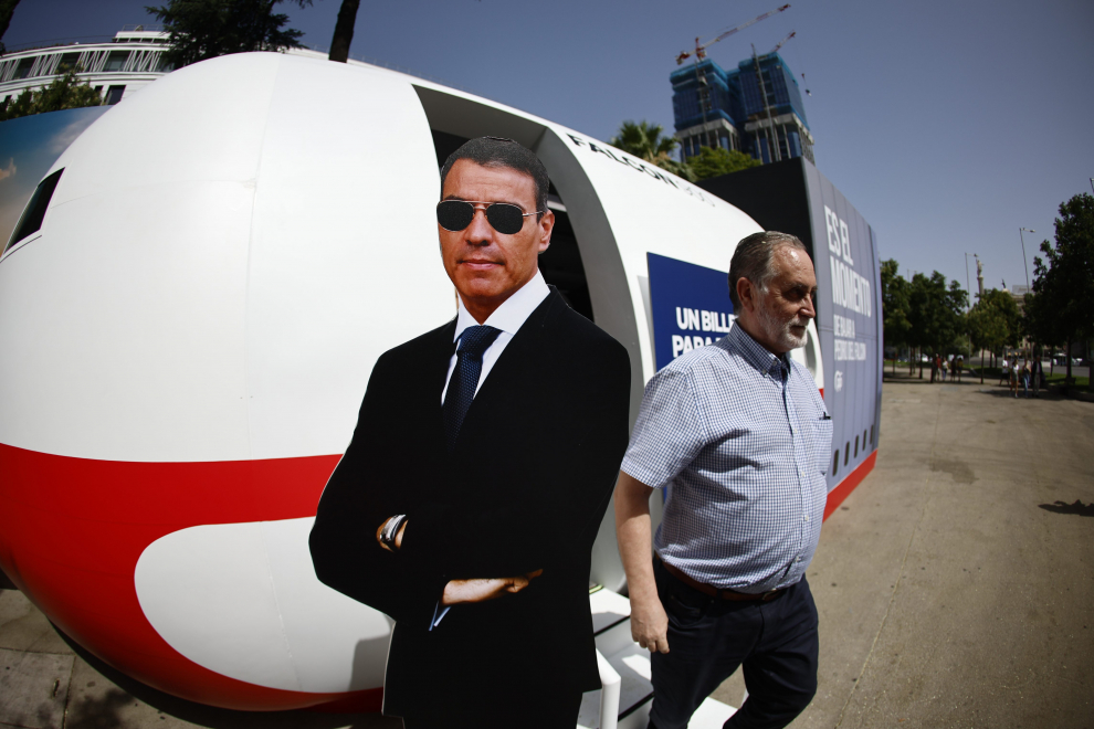 Fotos de la maqueta del Falcon hecha por el PP en la plaza de Colón ...