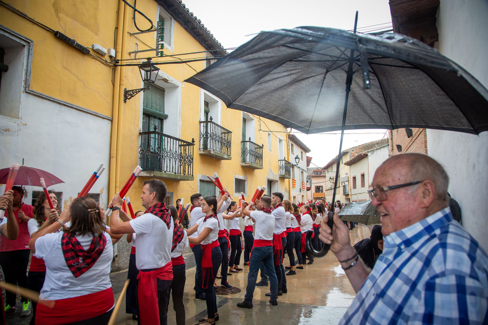 El Paloteo 2023 en Longares, pasado por agua | Imágenes