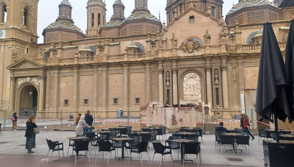 Comienza a montarse el Belén de la plaza del Pilar | Imágenes